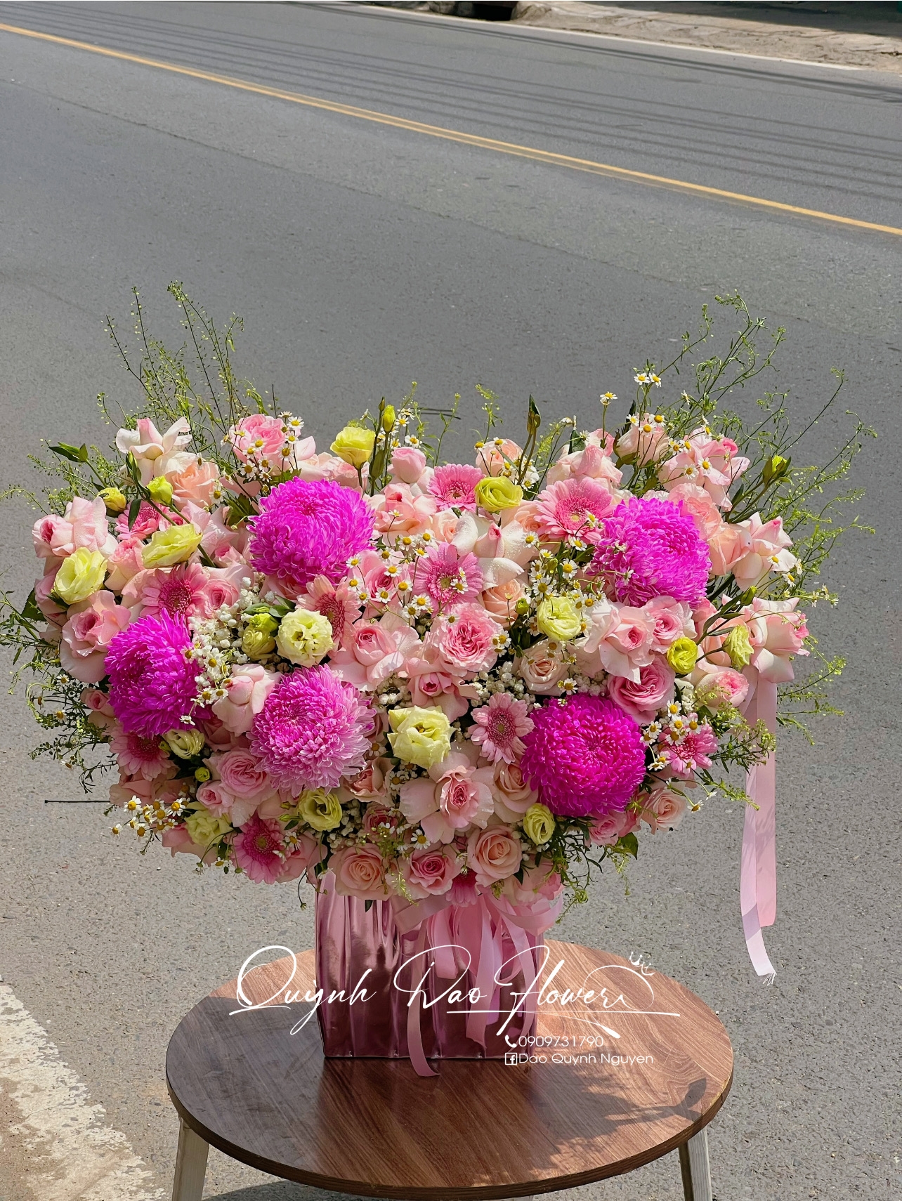 Giỏ hoa khổng lồ màu hồng mix cúc mẫu đơn